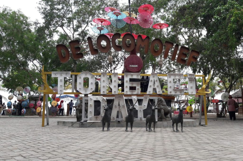 Uniknya De Locomotief Tongaci Beach Bangka - Berita Daerah