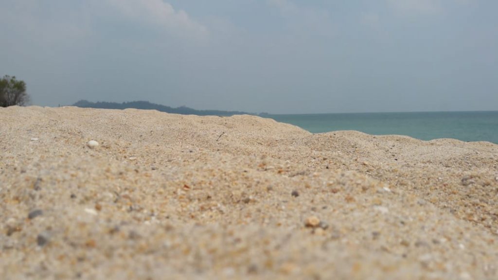 Uniknya De Locomotief Tongaci Beach Bangka - Berita Daerah