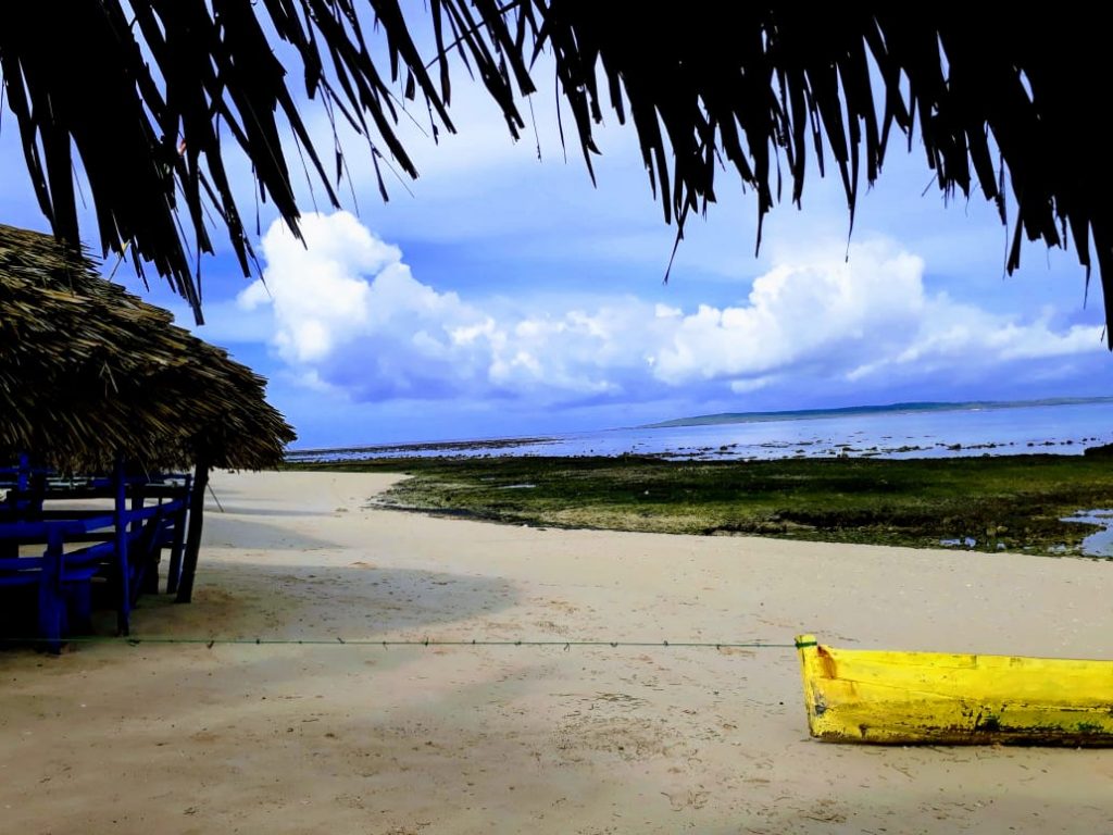 Cantiknya Pasir Putih Pantai Tablolong - Berita Daerah