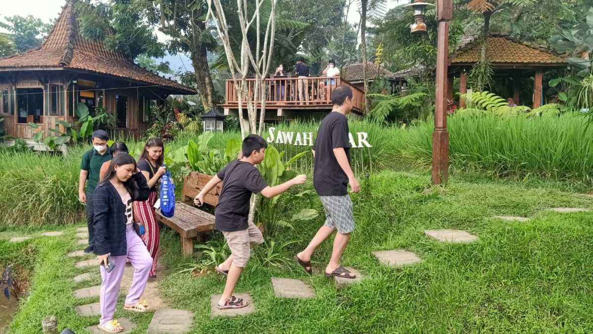 Sawah Segar, Restoran dengan Pemandangan Sawah di Sentul, Jawa Barat ...