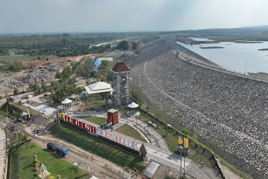 Bendungan Terpanjang Se-Asia Tenggara Segera Selesai - Berita Daerah