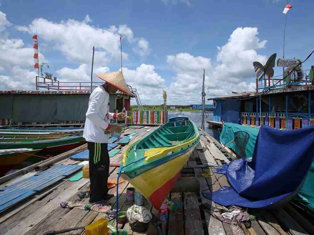 Proses Pengecatan Perahu Bermesin di Kota Palangka Raya, Kalimantan ...