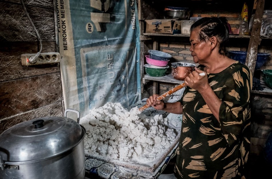 Pembuatan Ombus-ombus, Kue Tradisional Khas Batak - Berita Daerah