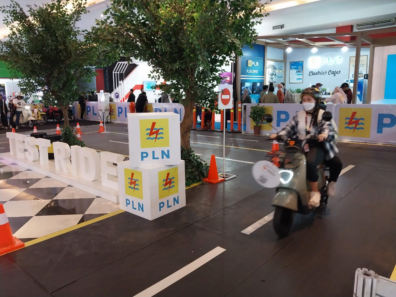 Pengunjung Test Drive Motor Listrik di IIMS 2023 - Berita Daerah