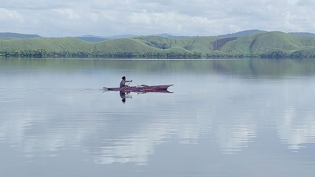 Mendayung Perahu Menyeberang Danau Sentani - Berita Daerah