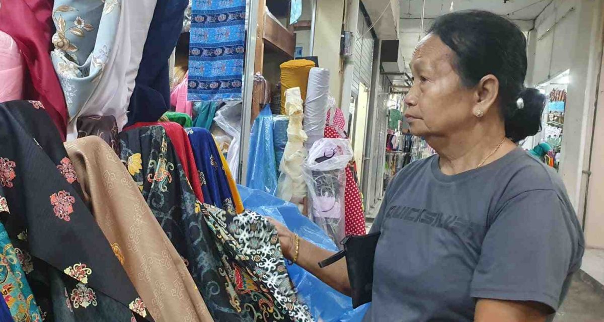 Penjual Kain Batik Benang Bintik di Pasar Besar, Kota Palangka Raya ...
