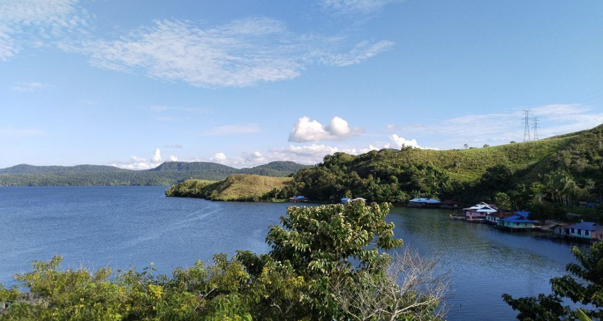 Memandang Keindahan Danau Sentani Dari Atas Bukit Kampung Yakonde ...