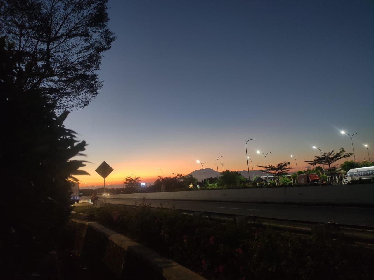 Sunrise di Rest Area Bale Ngelaras KM 487A - Berita Daerah