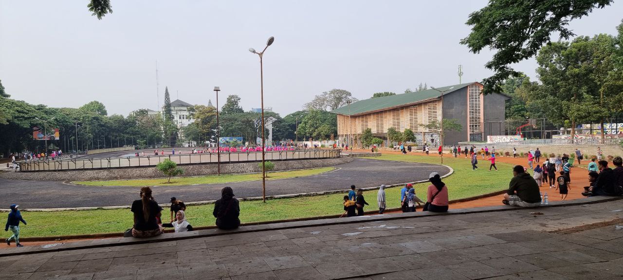 Aktivitas Olahraga Warga di GOR Saparua Bandung, Jawa Barat - Berita Daerah