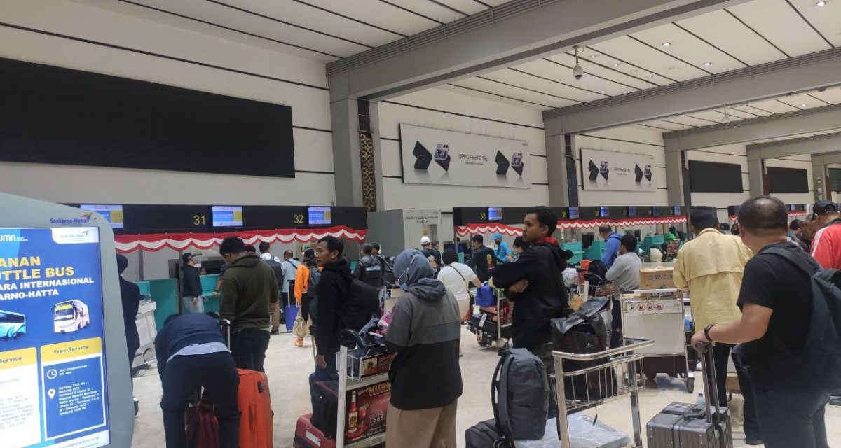Suasana Check in Di Terminal 2 Bandara Soetta Pagi Hari - Berita Daerah