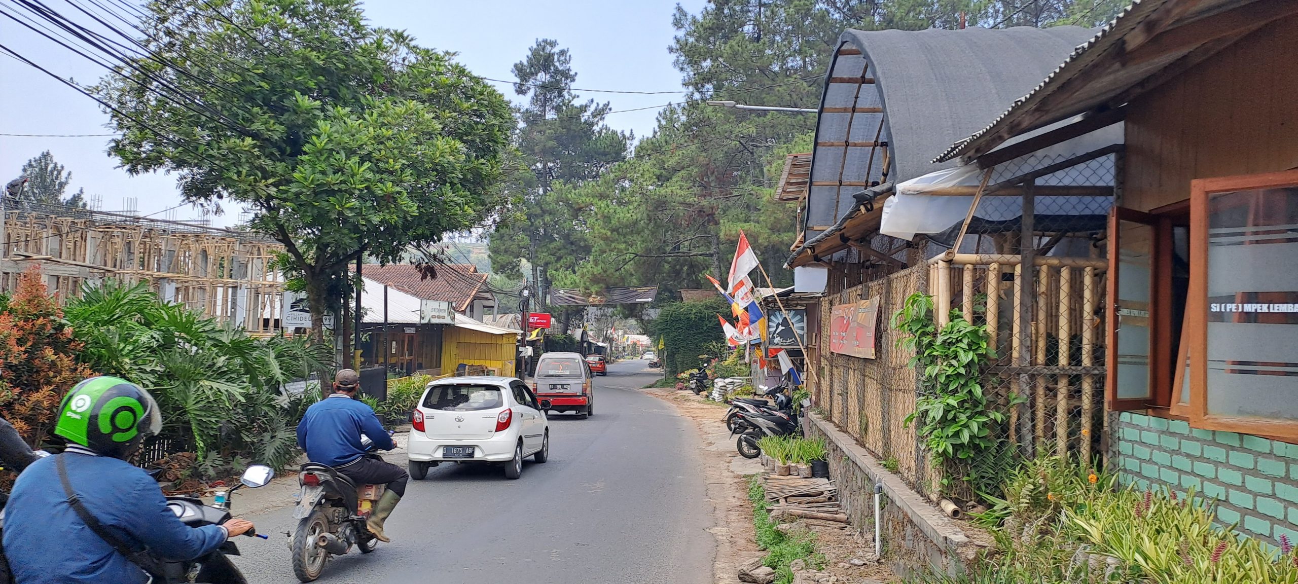 Suasana Jalan Sersan Bajuri KM 5 Bandung - Berita Daerah