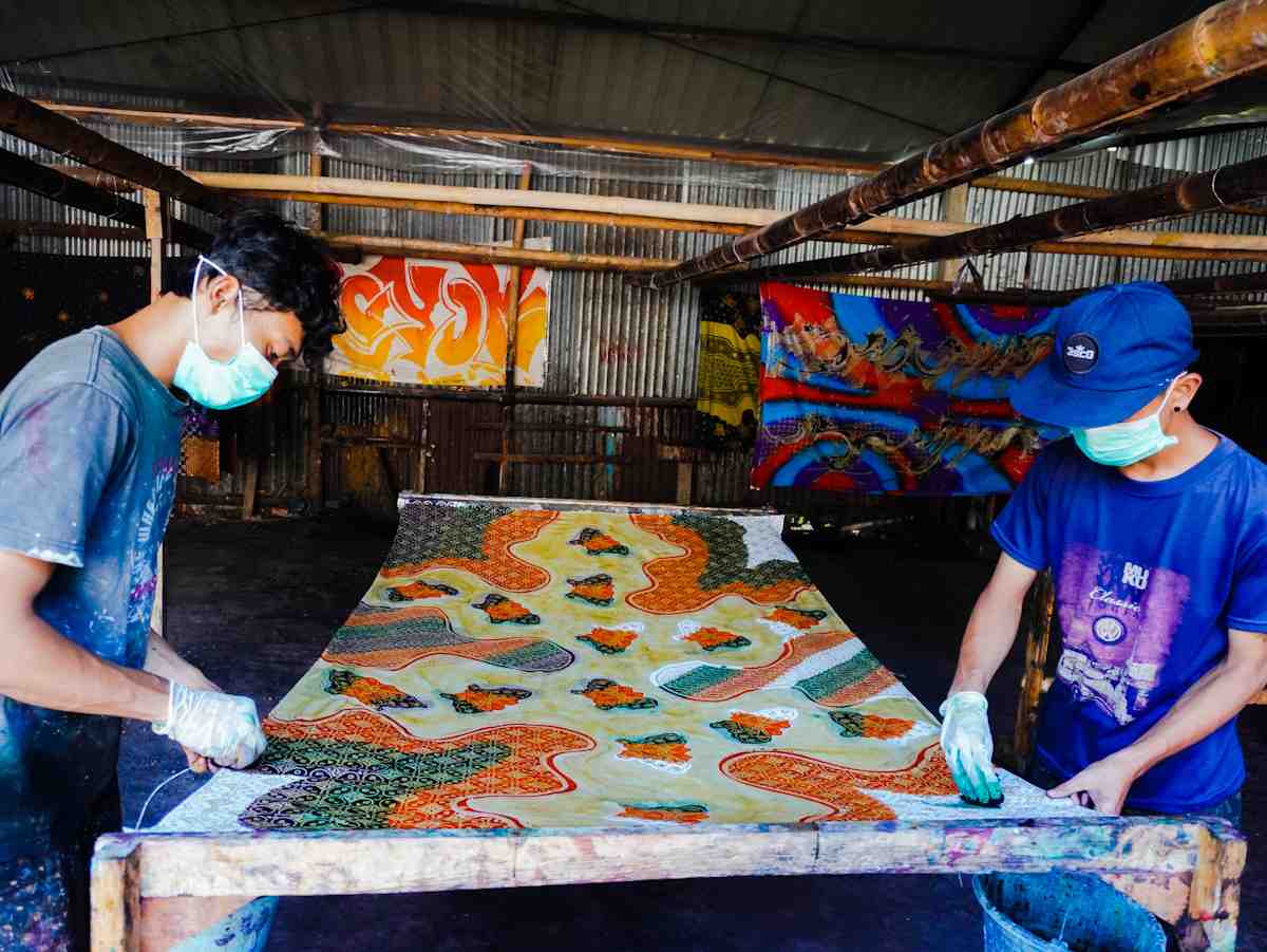 Proses Pewarnaan di Desa Gulurejo, Sentra Batik Kulonprogo - Berita Daerah