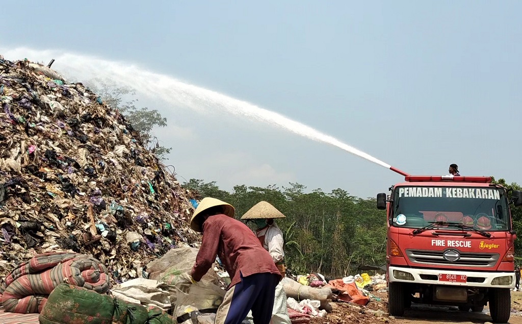 Cegah Kebakaran Sampah, TPA Randukuning Tegalsari Disemprot Air ...