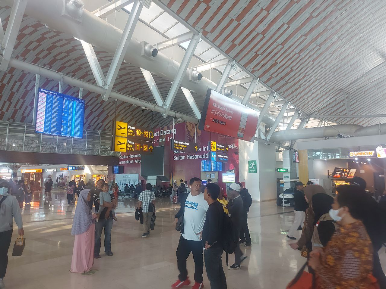 Suasana Bandar Udara Internasional Sultan Hasanuddin, Makassar - Berita Daerah