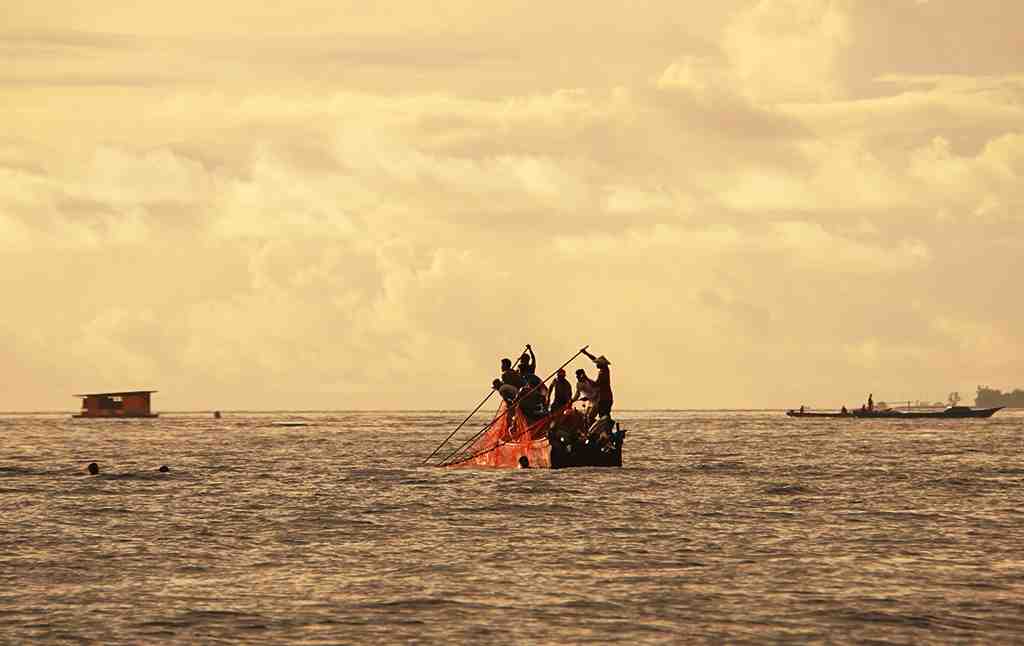 Nelayan Tidore Kepulauan Menebar Jala Ikan - Berita Daerah