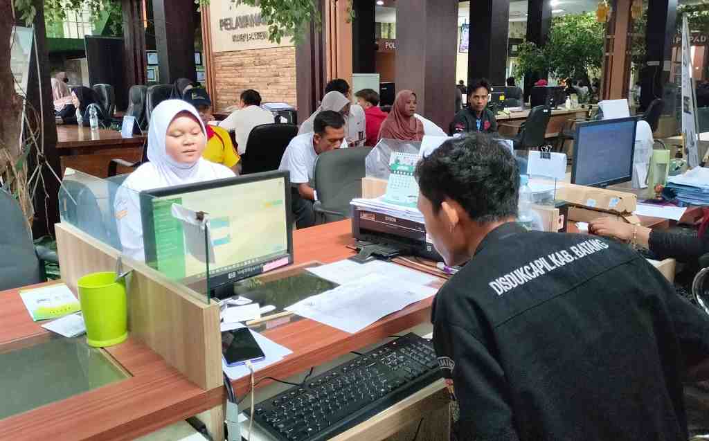Para Pelajar Membuat KTP Elektronik di MPP Batang, Jawa Tengah - Berita ...