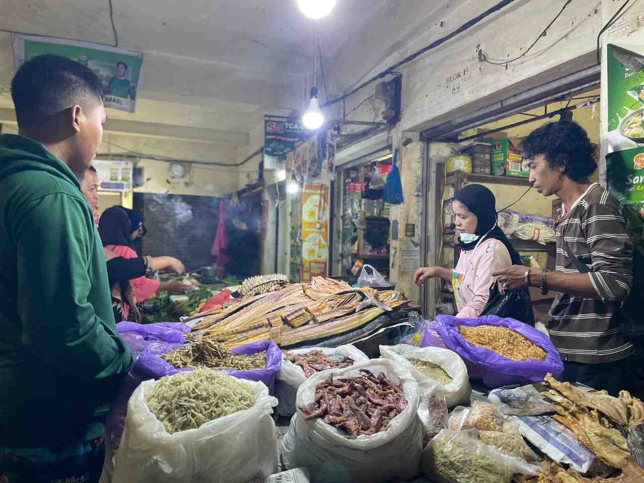 Pedagang Ikan Asin di Pasar Tradisional Ahad, Banjarmasin - Berita Daerah