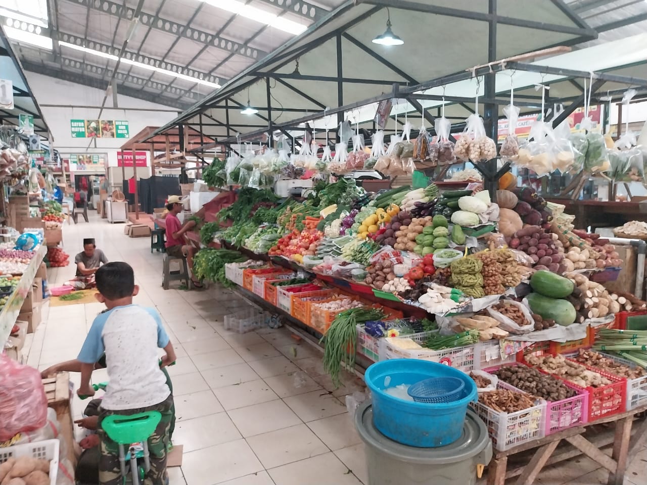 Kios Pedagang Sayur Mayur di Pasar Bersih Sentul, Jawa Barat - Berita ...