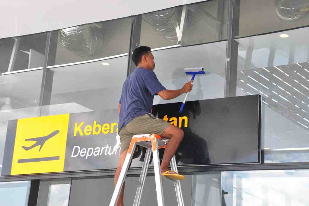 Pekerja Membersihkan Kaca di Bandara Pohuwato, Gorontalo - Berita Daerah