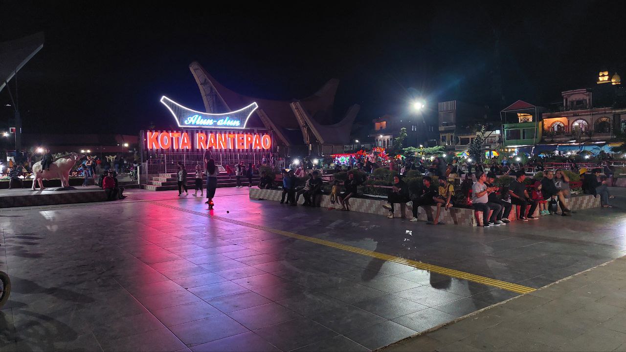Suasana Malam di Alun-alun Kota Rantepao, Toraja Utara - Berita Daerah