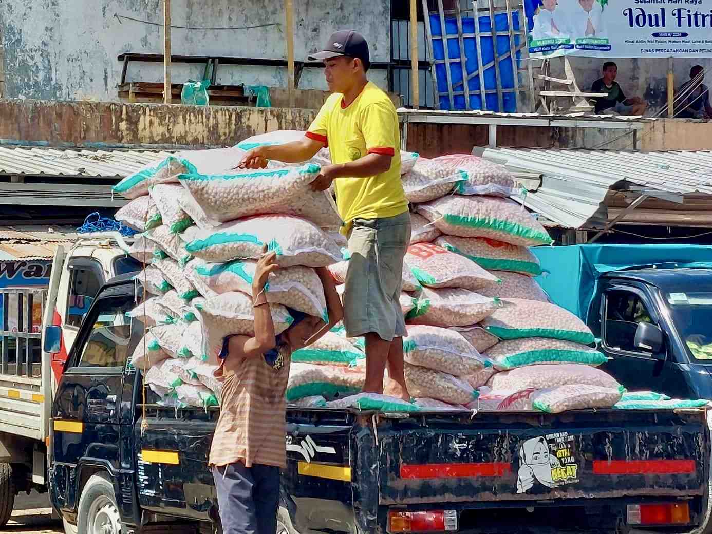 Buruh Angkut Bawang Putih di Pasar Baru, Kota Banjarmasin - Berita Daerah