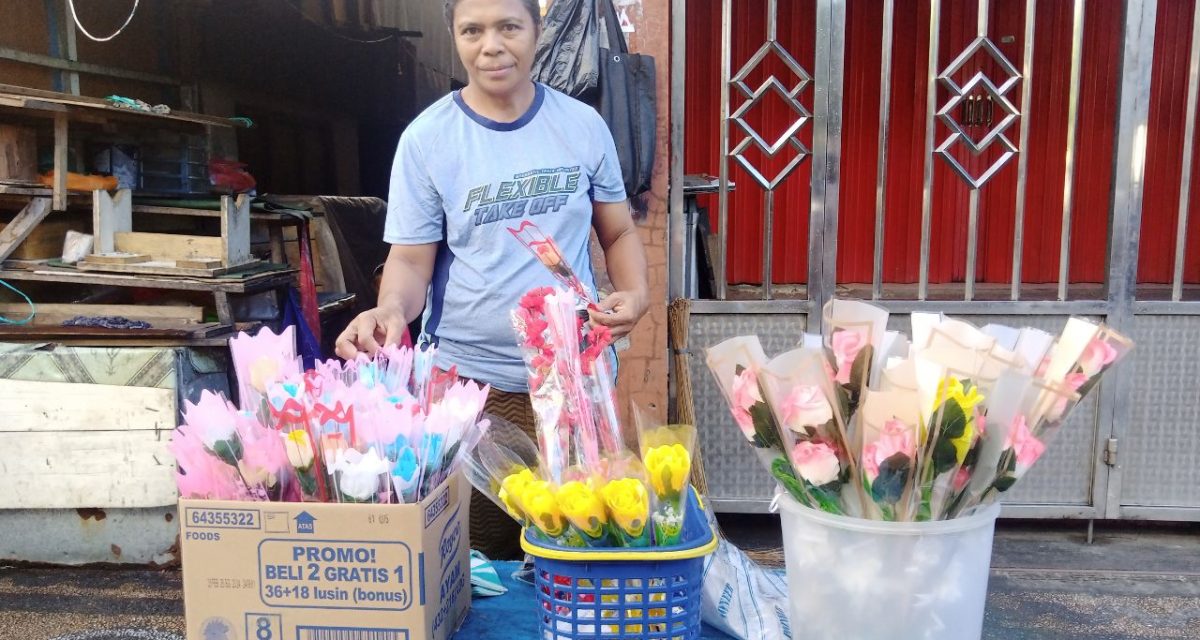 Peringati Hari Pendidikan Nasional Dengan Seikat Bunga - Berita Daerah