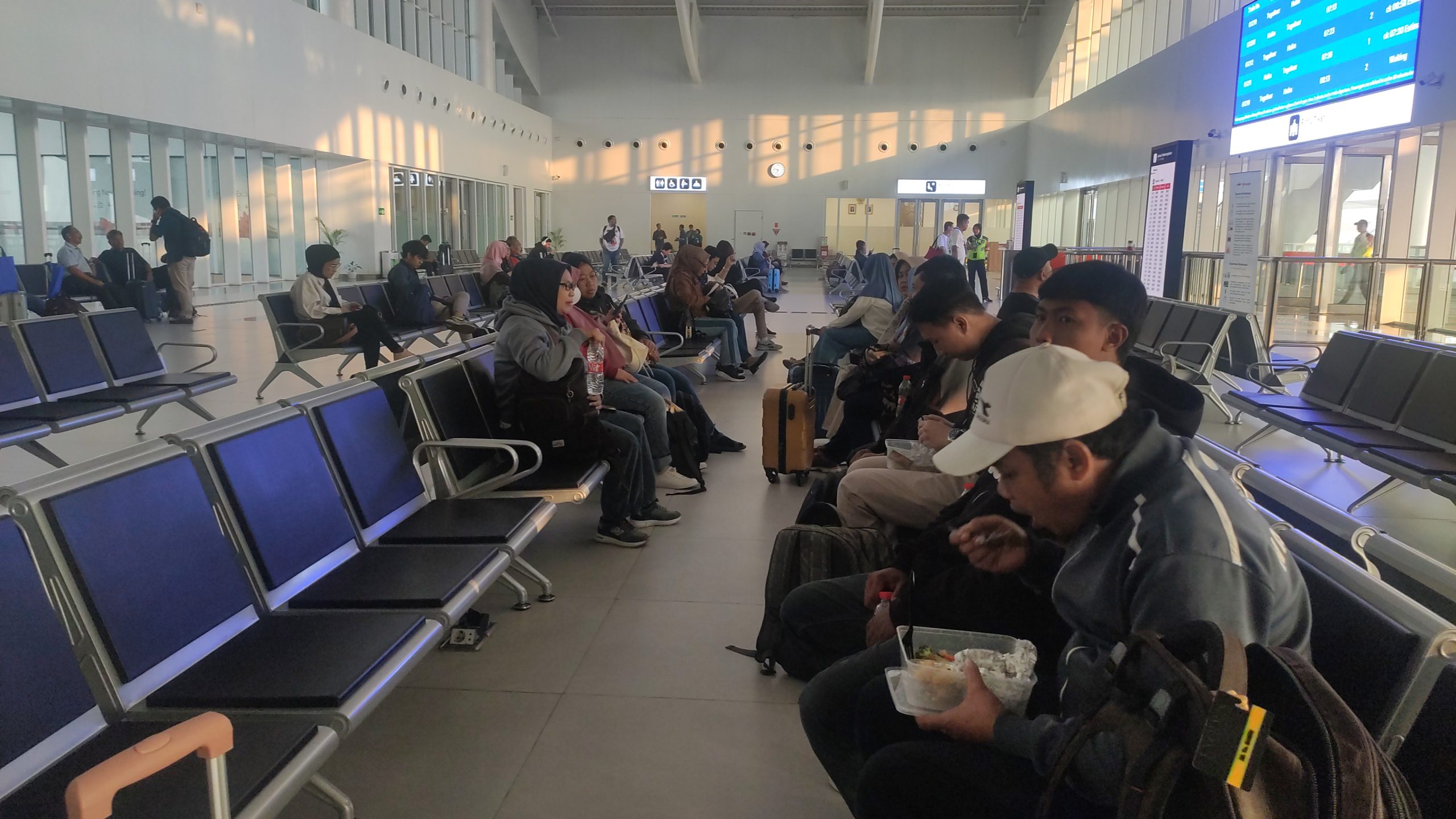 Suasana Ruang Tunggu Stasiun Kereta cepat Padalarang - Berita Daerah