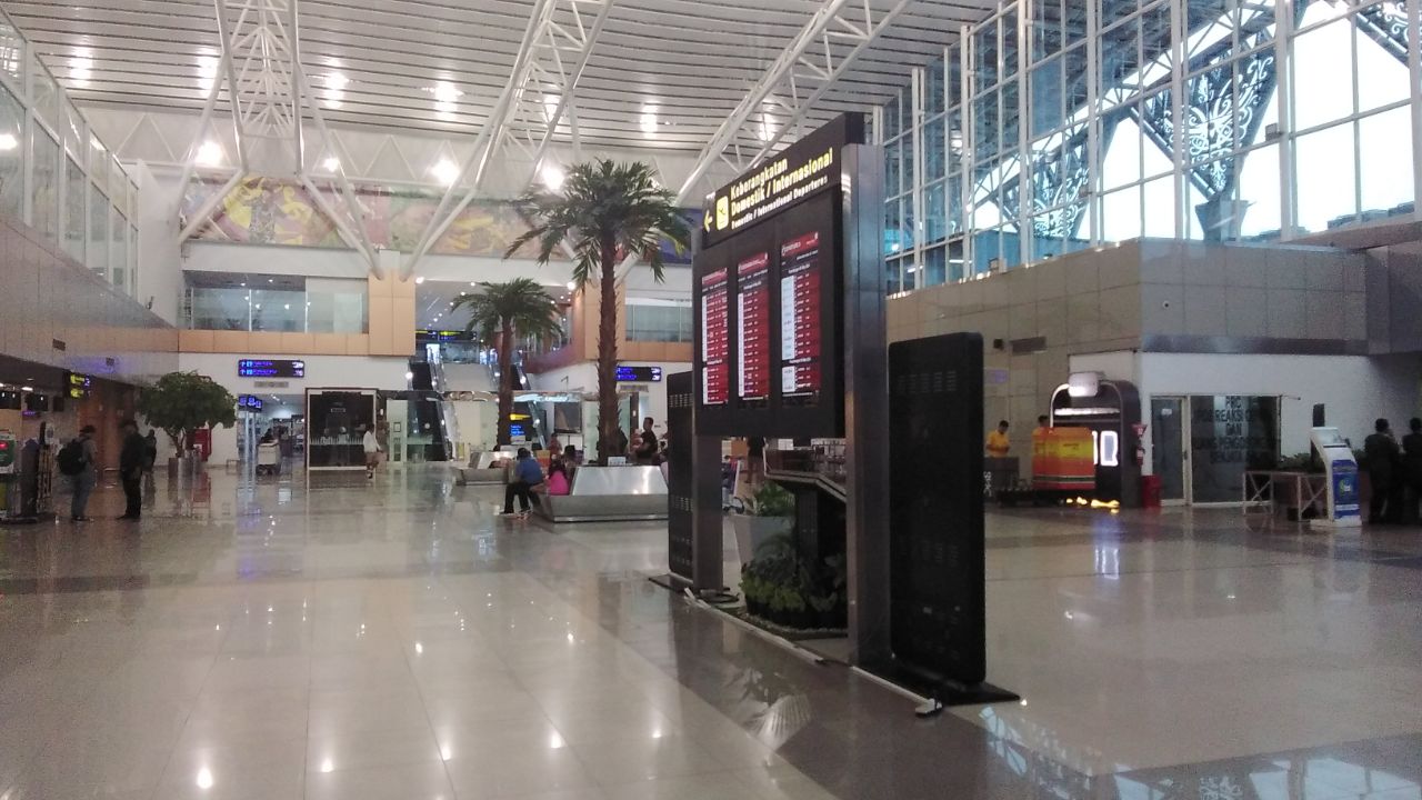 Terminal Keberangkatan Penumpang di Bandara Udara Supadio, Kabupaten ...