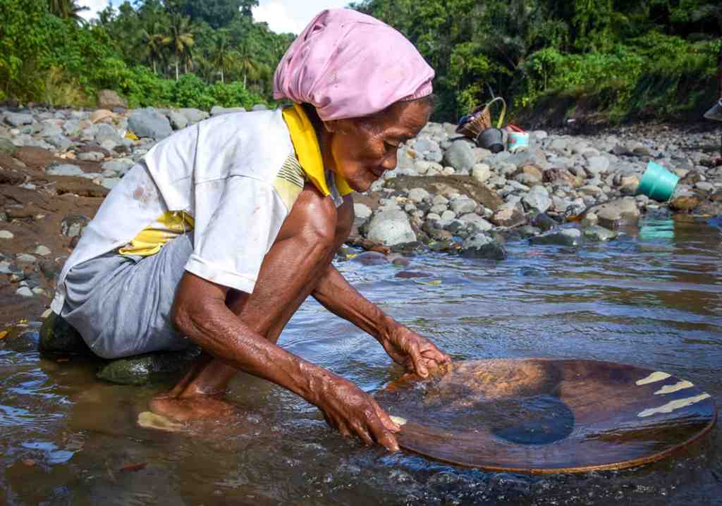 Mendulang Emas Secara Tradisional di Aliran Sungai Tobatu, Tidore ...