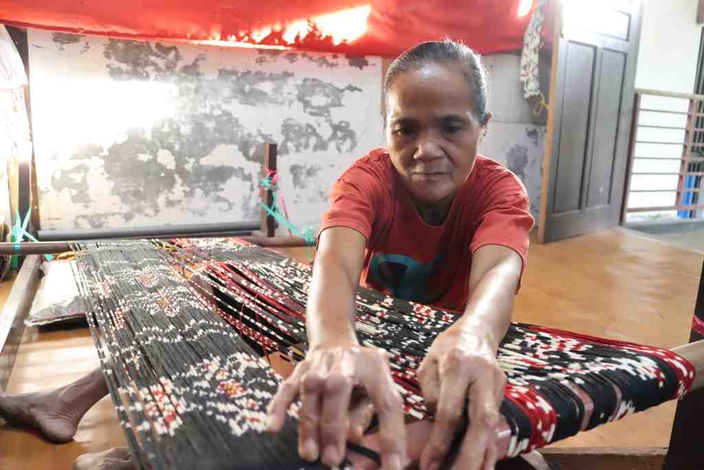 Perajing Kain Tenun Tradisional di Rumah Tenun Rote, Kupang - Berita Daerah