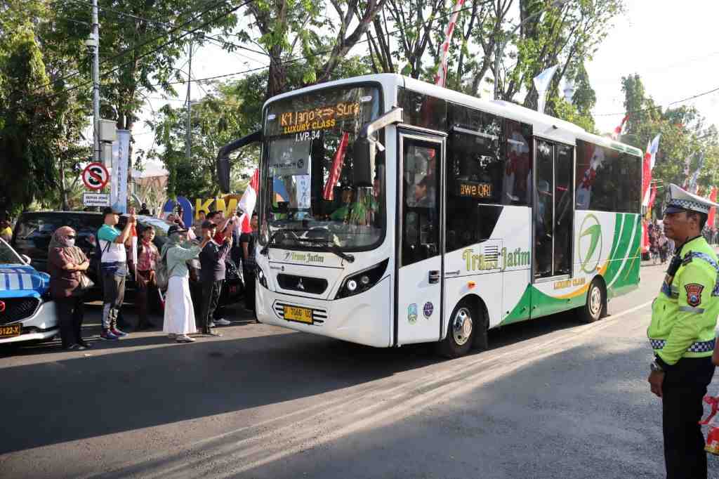 Peresmian Operasional Bus Trans Jatim Koridor IV di Alun-alun Lamongan ...