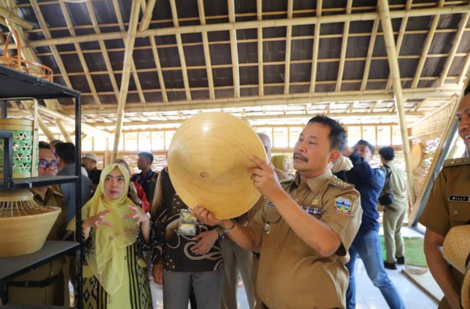 Pemkab Garut Luncurkan Sentra Industri Kecil Menengah Olahan Bambu - Berita Daerah