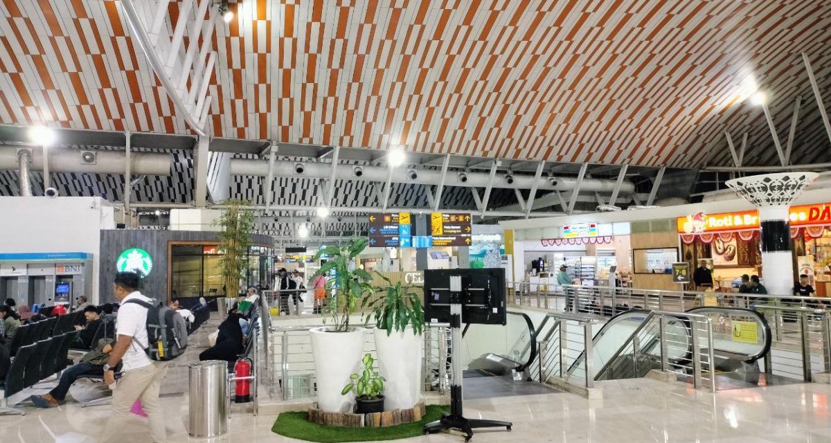 Suasana Terminal Keberangkatan Bandara Sultan Hasanuddin Makassar - Berita Daerah