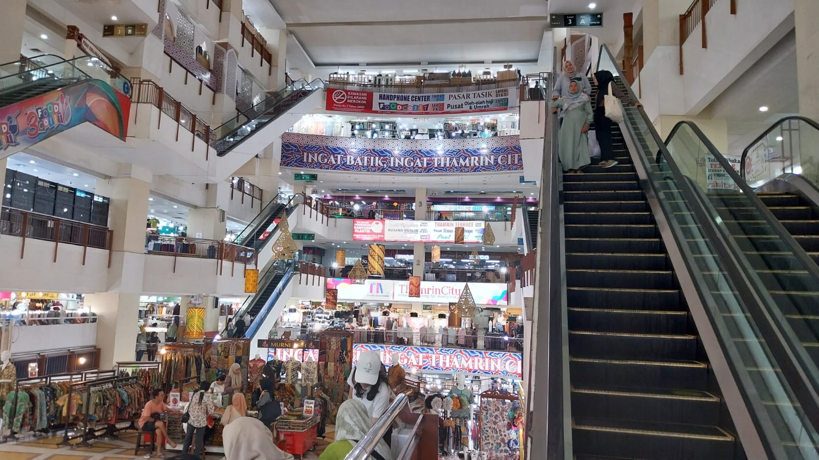 Suasana Mall Thamrin City di Kecamatan Tanah Abang, Jakarta Pusat ...