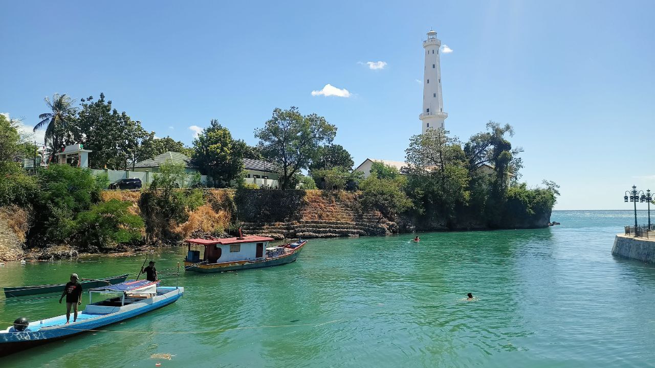 Menikmati Pemandangan Laut dan Mercusuar di Pantai Tendis, Kota Kupang ...