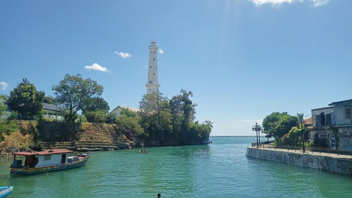 Menikmati Pemandangan Laut dan Mercusuar di Pantai Tendis, Kota Kupang ...