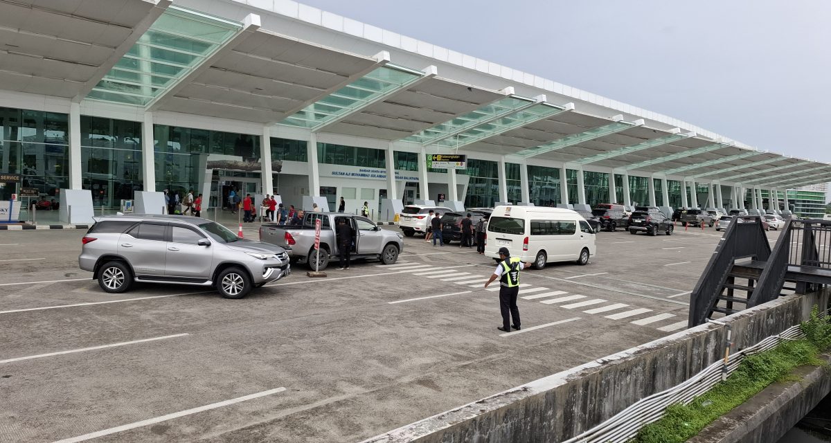 Suasana Terminal Keberangkatan Bandar Udara Sepinggan Balikpapan ...
