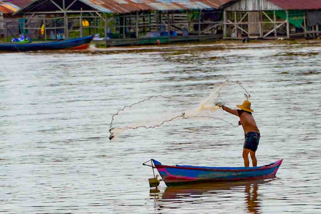 Nelayan Melempar Jala di Sungai Kahayan, Kota Palangka Raya - Berita Daerah