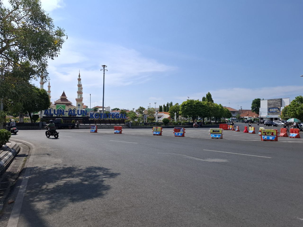 Suasana Lalu Lintas di Alun-alun Kota Tegal, Jawa Tengah - Berita Daerah