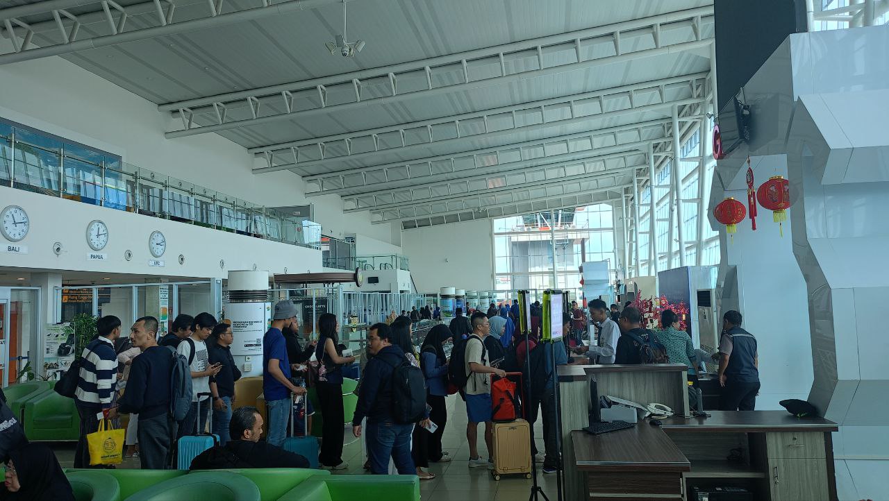 Suasana Ruang Tunggu Penumpang di Bandara Raden Inten II - Berita Daerah