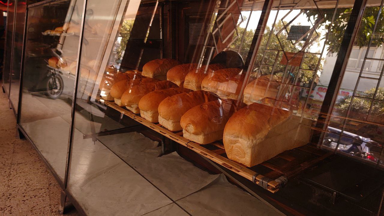 Nostalgia di Toko Roti Sumber Hidangan, Jalan Braga, Bandung - Berita ...