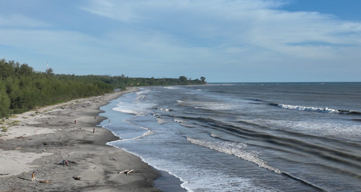 Pantai Batu Kumbang: Destinasi Santai dengan Pesona Alam yang Luar ...