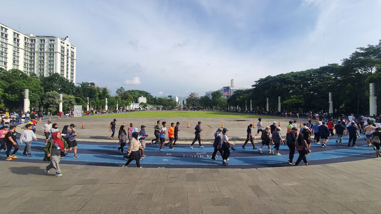 Masyarakat Menikmati Olahraga Lari Pagi di Lapangan Gasibu Bandung ...
