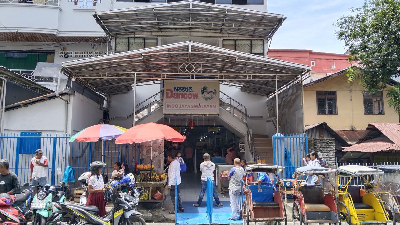 Suasana Toko Swalayan di Jalan Yan Paays, Ambon - Berita Daerah