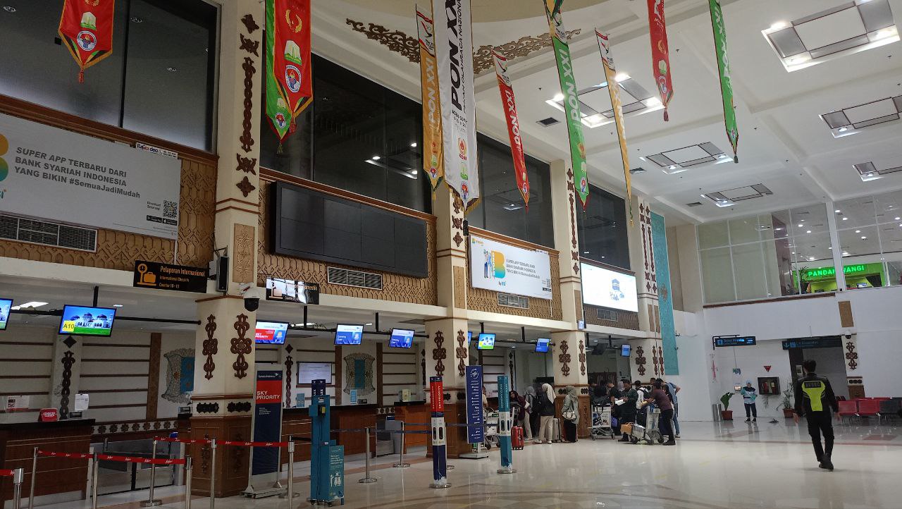 Suasana Counter Check In Bandara Sultan Iskandar Muda Aceh - Berita Daerah