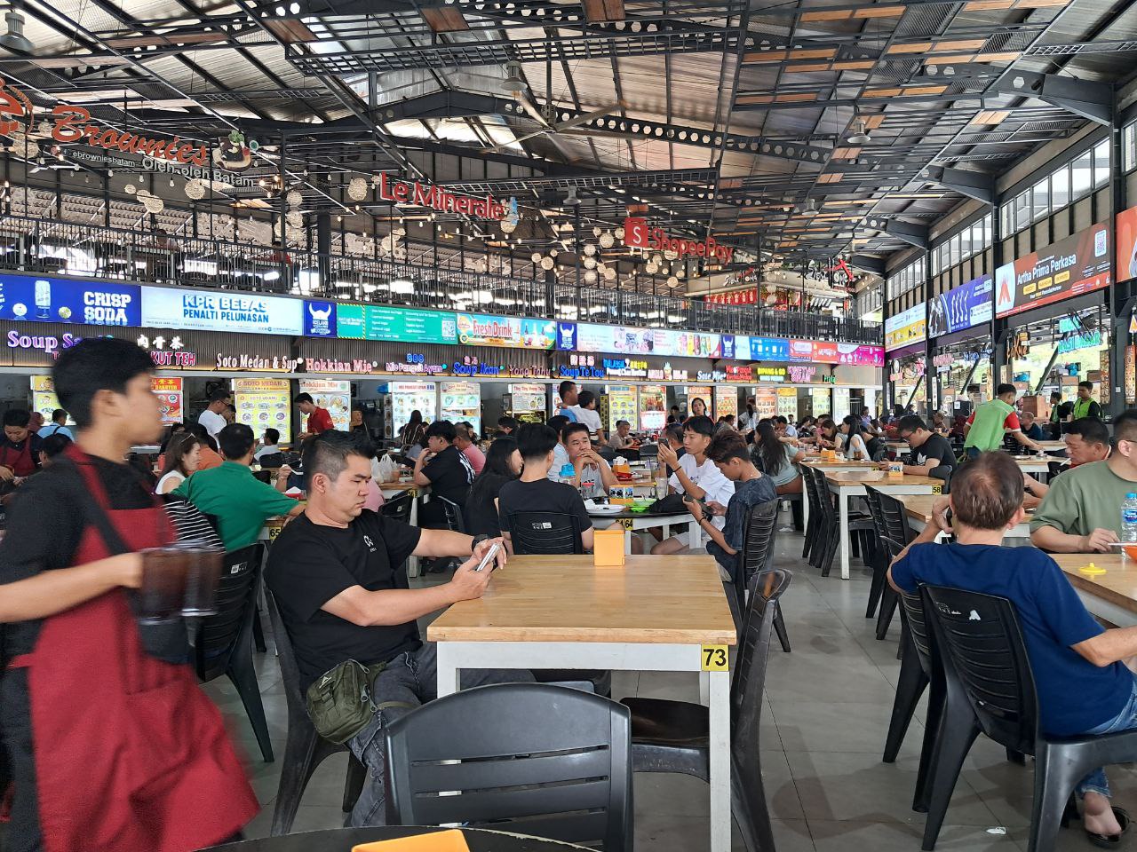 Suasana Food Court Nagoya Batam Siang Ini - Berita Daerah