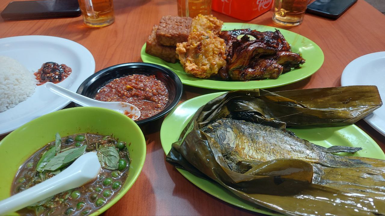 Warung Nasi Ibu Imas, Warung Legendaris di Kota Bandung - Berita Daerah