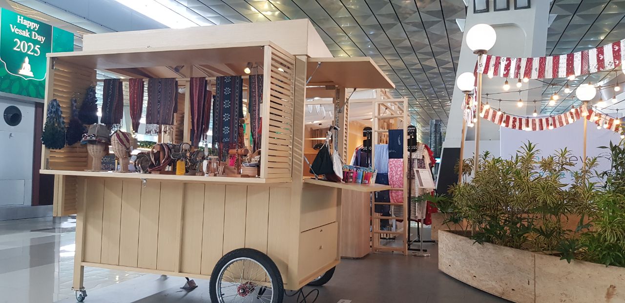Gerobak Produk UMKM di Terminal 3 Bandara Soetta - Berita Daerah