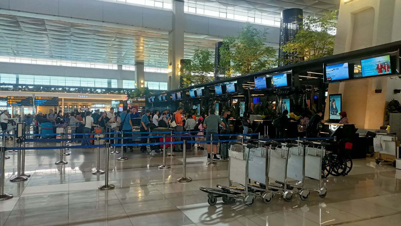 Antrian Para Penumpang Pesawat di Counter Check In, Bandara Soetta ...