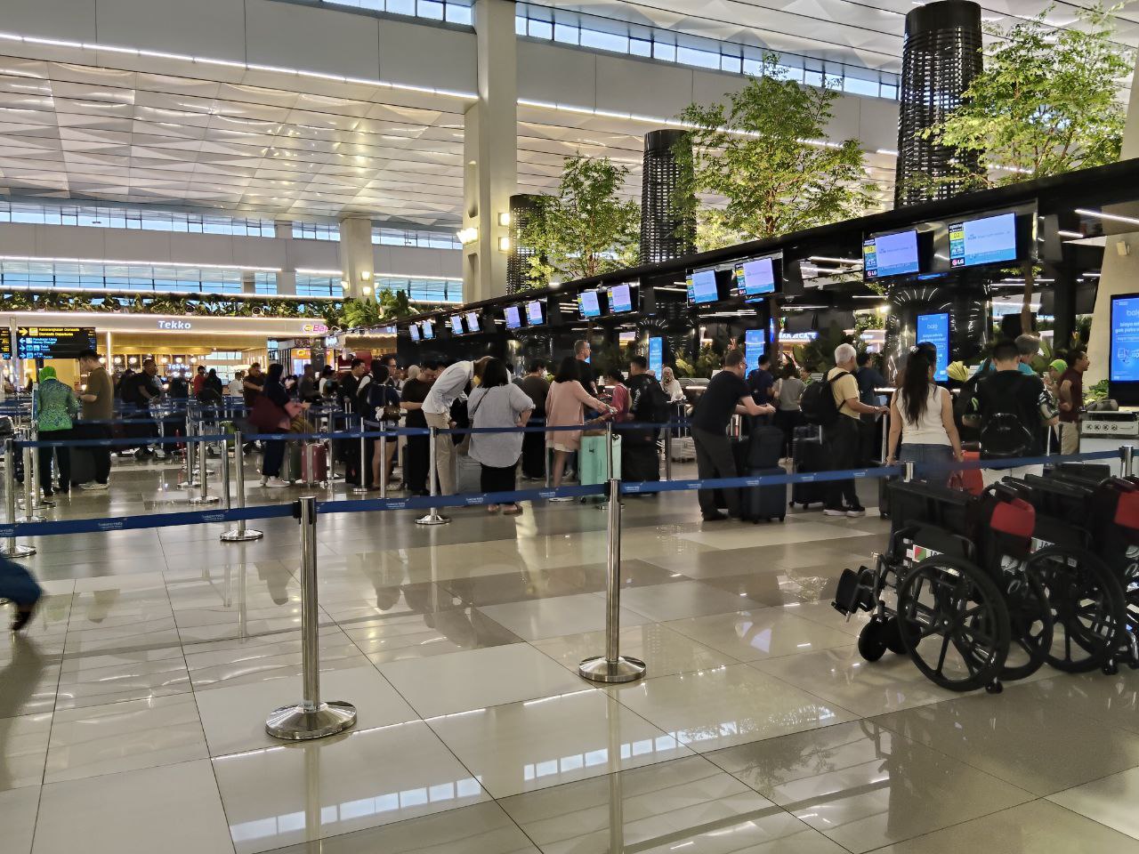 Antrian Penumpang di Counter B, Terminal 3 Bandara Soetta - Berita Daerah